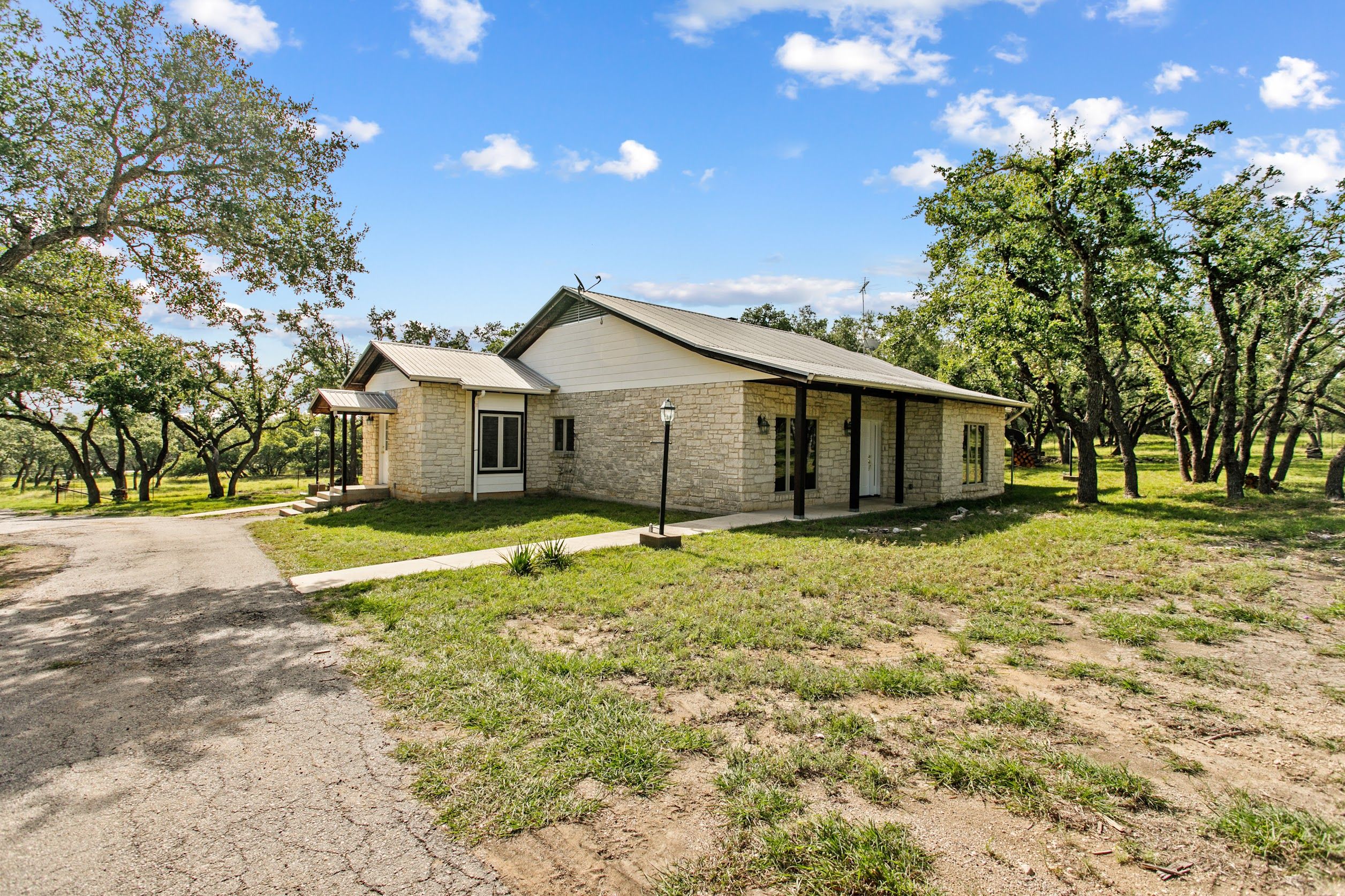 440 Leaning Oak Trail, Dripping Springs, TX 78620 | MLS: sabor|1797875 ...